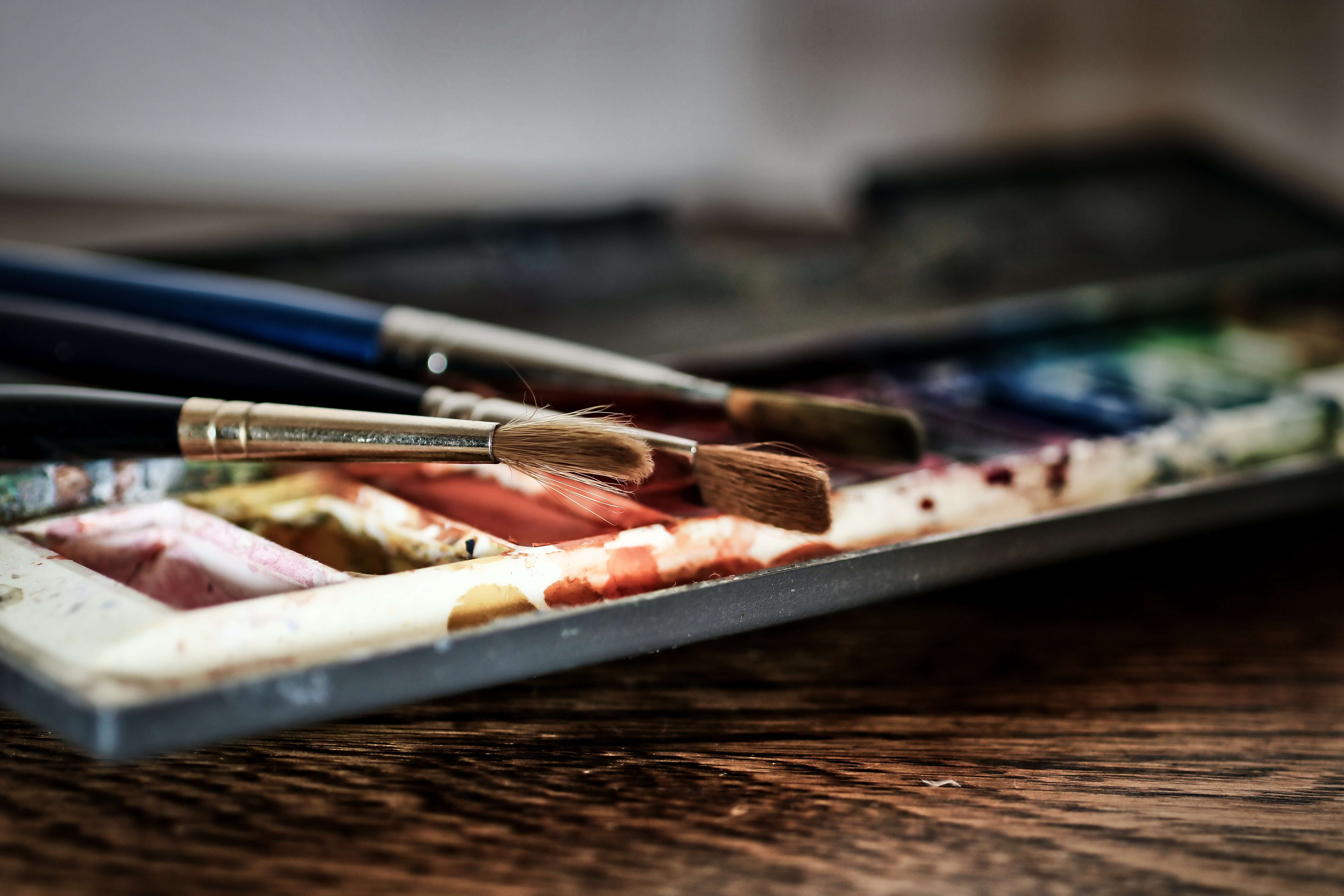 🎨 ¿Cómo usar acuarelas en pastilla? Guía paso a paso | Curso | Crehana